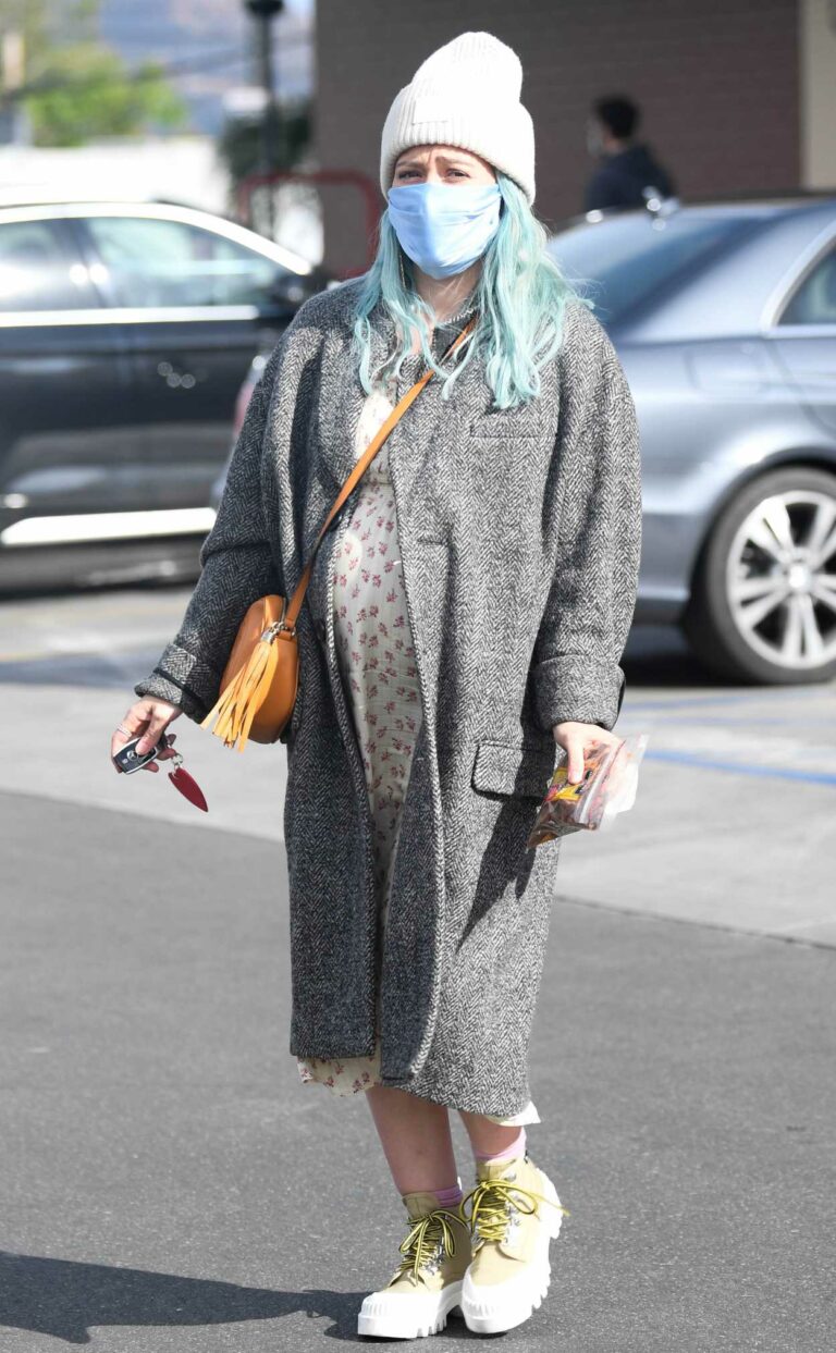 Hilary Duff in a Grey Coat Was Seen Out in Los Angeles 03/03/2021 ...