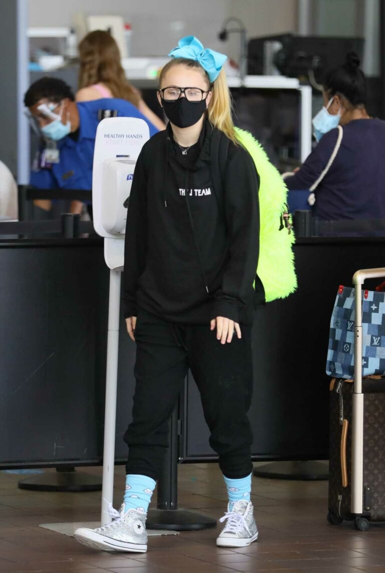 Jojo Siwa in a Black Hoodie Arrives at LAX Airport in Los Angeles 04/15 ...