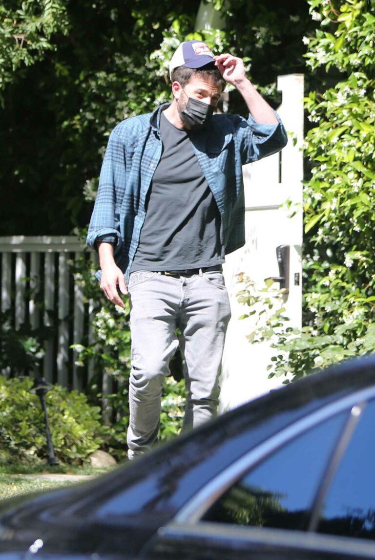 Ben Affleck in a Black Protective Mask Arrives at Jennifer Garner’s ...