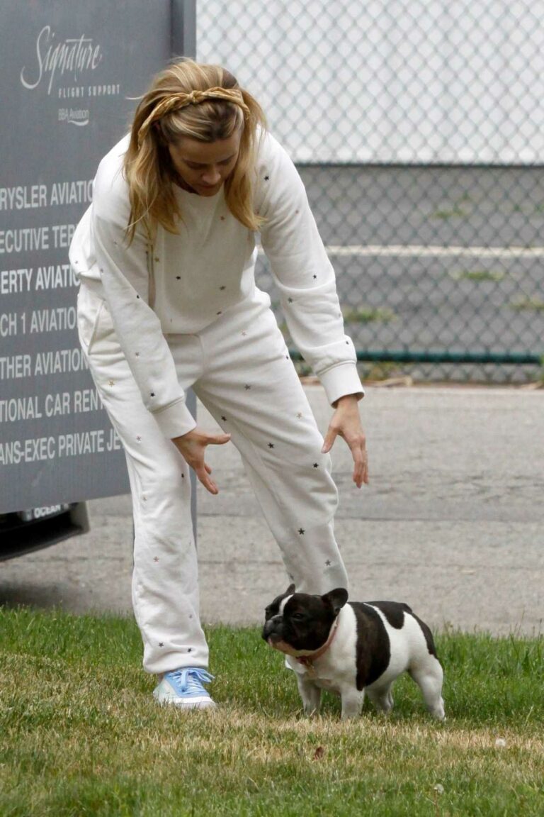 Reese Witherspoon in a White Sweatsuit Was Seen with Her Little Dog ...